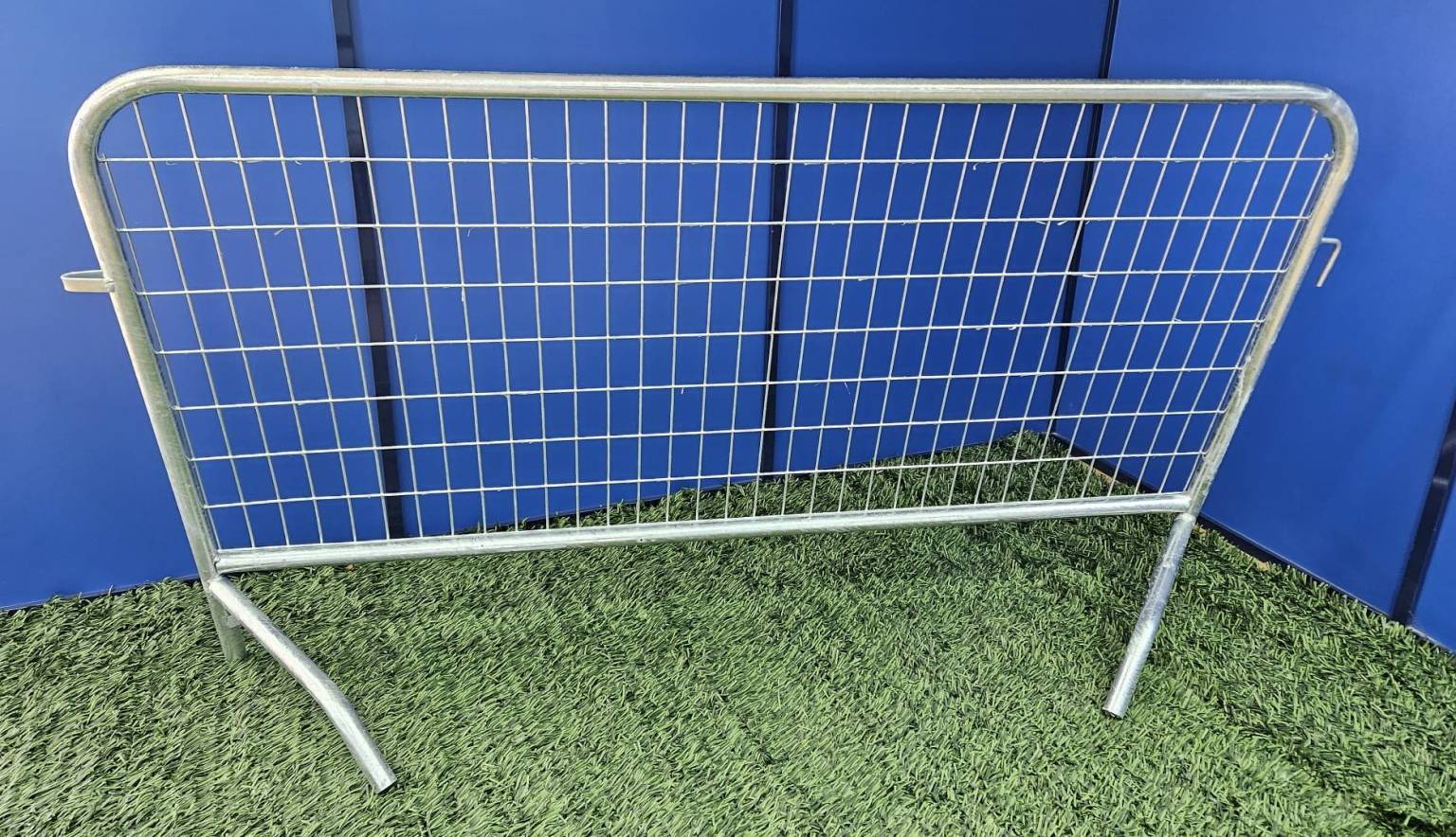 Valla Inclinada Con Mallazo Galvanizada 2x1m - Vallas Arte®
