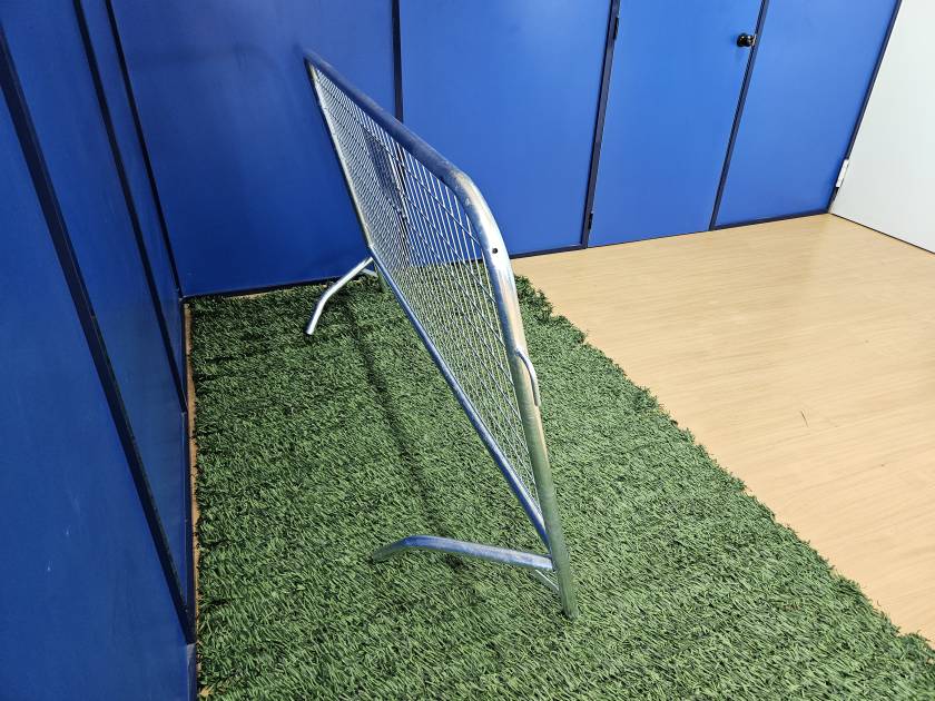 Valla Inclinada Con Mallazo Galvanizada 2x1m - Vallas Arte®